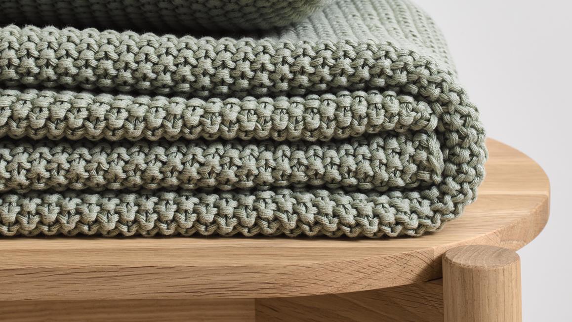 Plaids! De verwarming omlaag met een plaid - Smulderstextiel.be